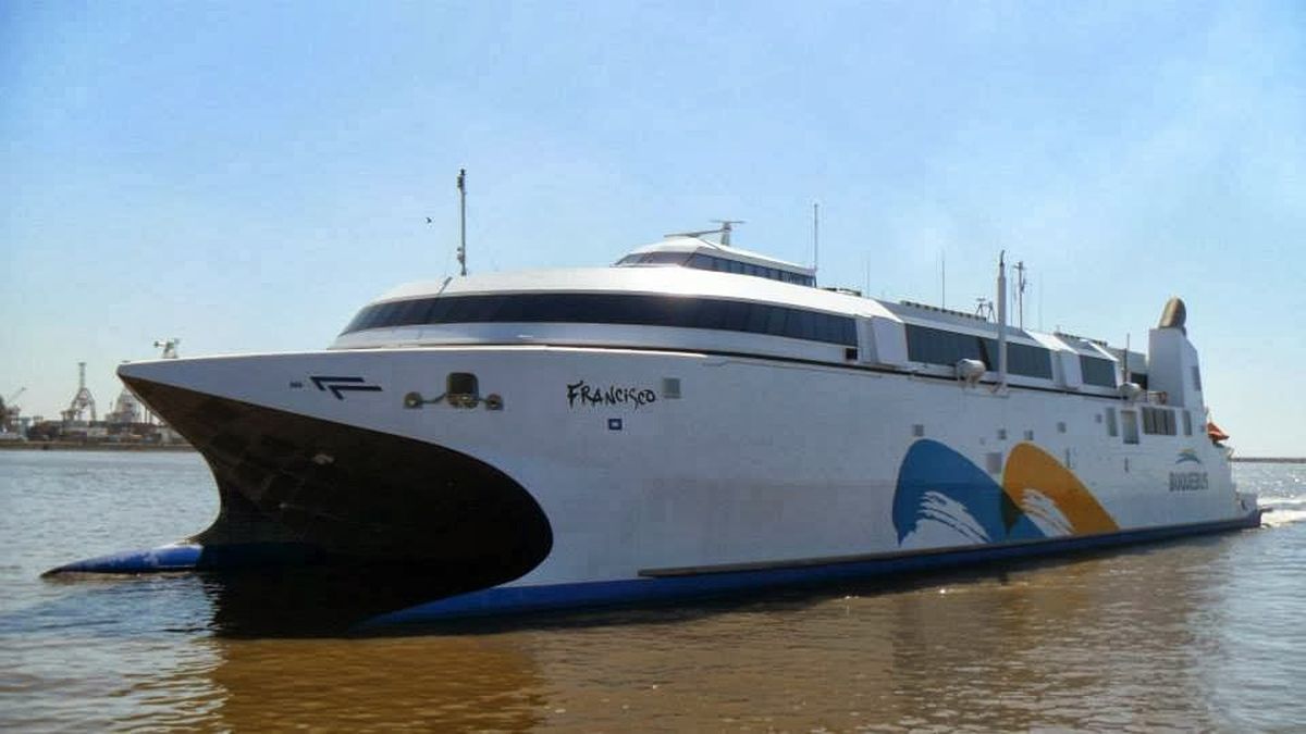 Buque que homenajea al Papa, chocó en puerto de Montevideo