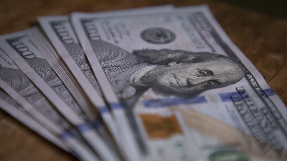 Bajó el dólar oficial y los mercados operaron en alza