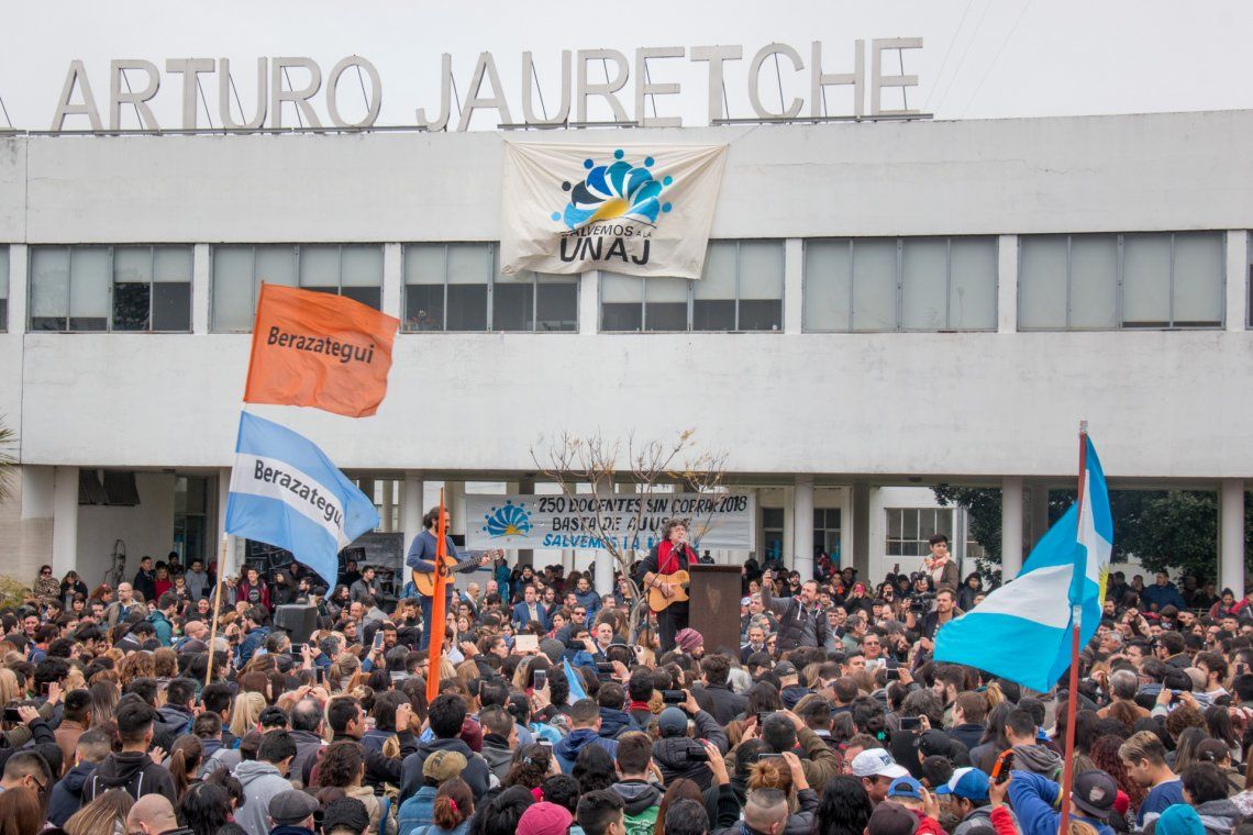 Multitudinario abrazo a la Universidad Nacional Arturo Jauretche