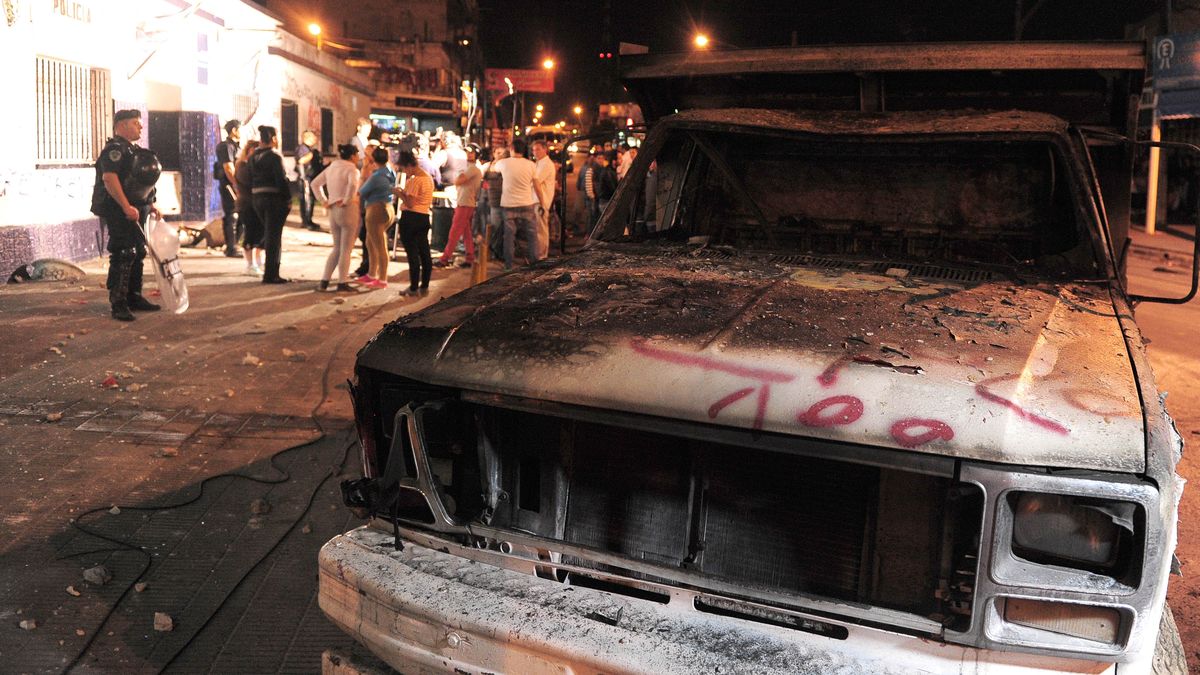 José León Suárez: vecinos destrozaron comisaría y quemaron más de 20 autos