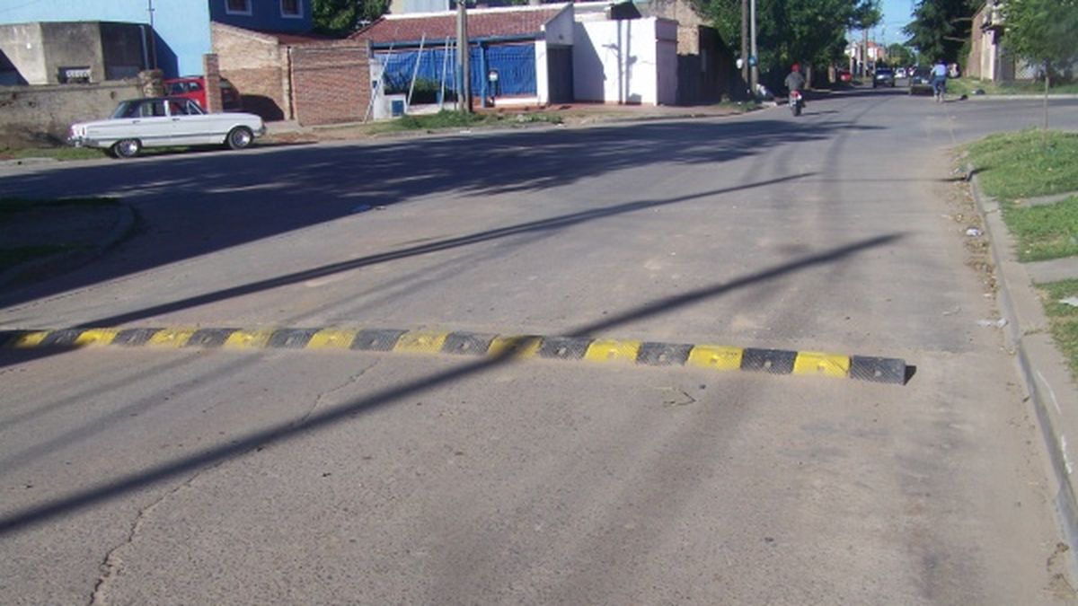 Iba en un remís y dio a luz luego de pasar por un lomo de burro