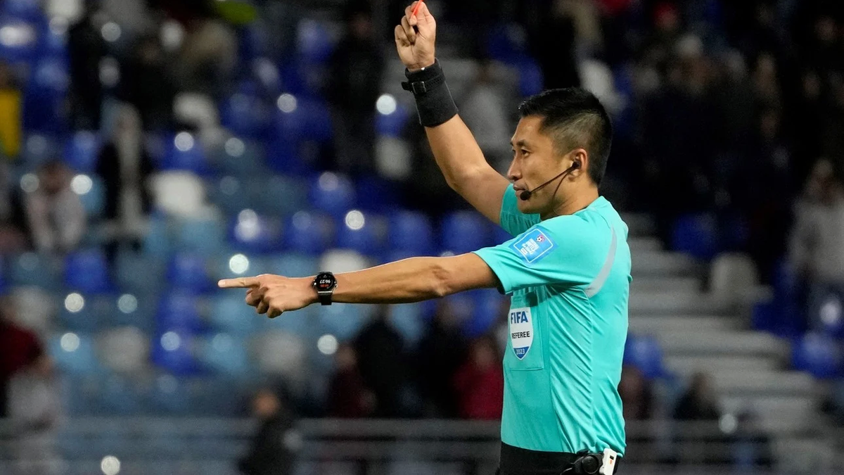 Debutó el VAR en directo: el árbitro explicó qué sancionó