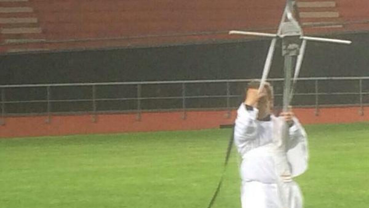 Gimnasia recurrió a cura enano para desengualichar el estadio