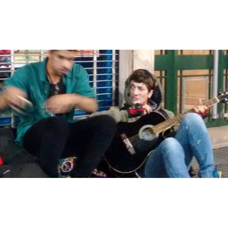 Pity Álvarez sorprendió tocando en plena avenida Corrientes