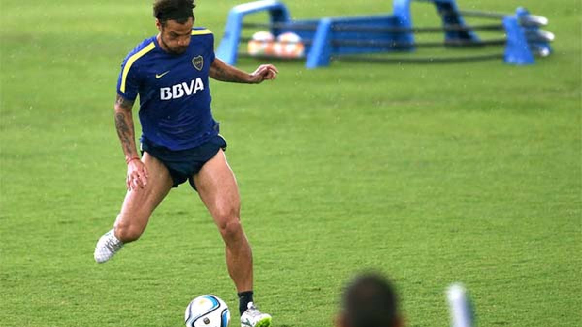 Osvaldo volvió a entrenarse y sería suplente frente a Colón