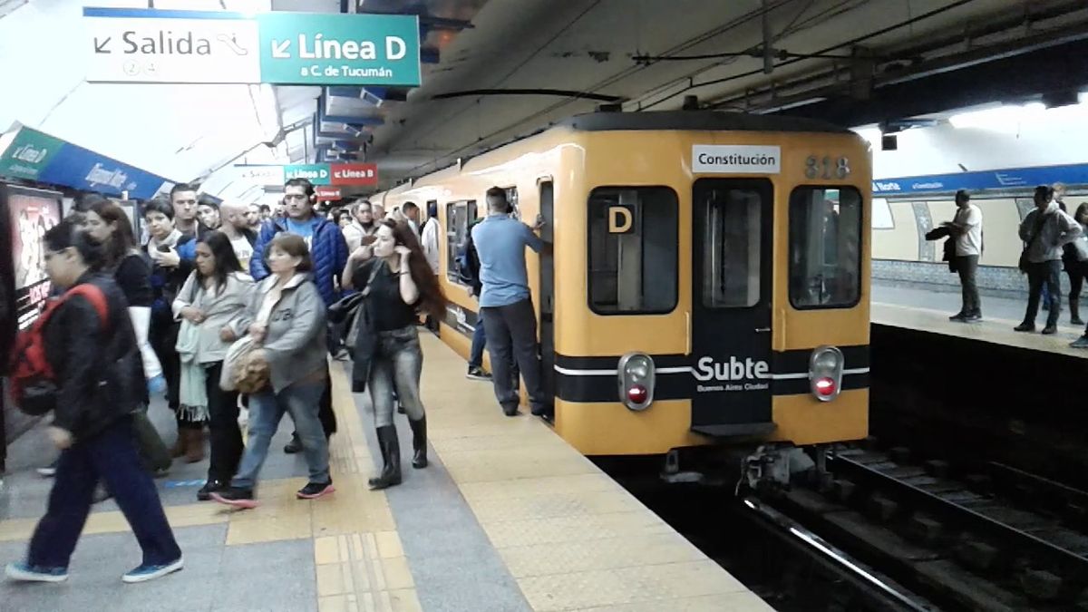 Metrodelegados levantan los molinetes del subte B en estación Lacroze