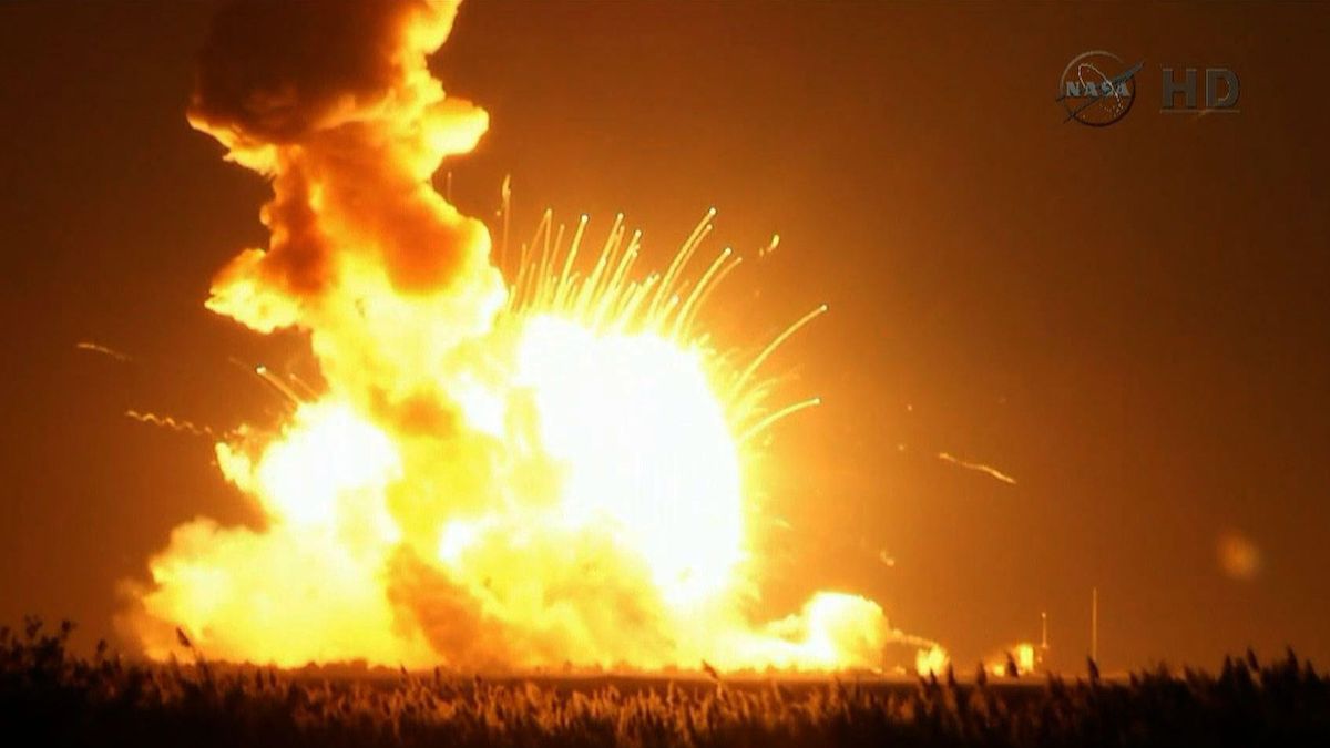Espectaculares imágenes de la explosión del cohete de la NASA