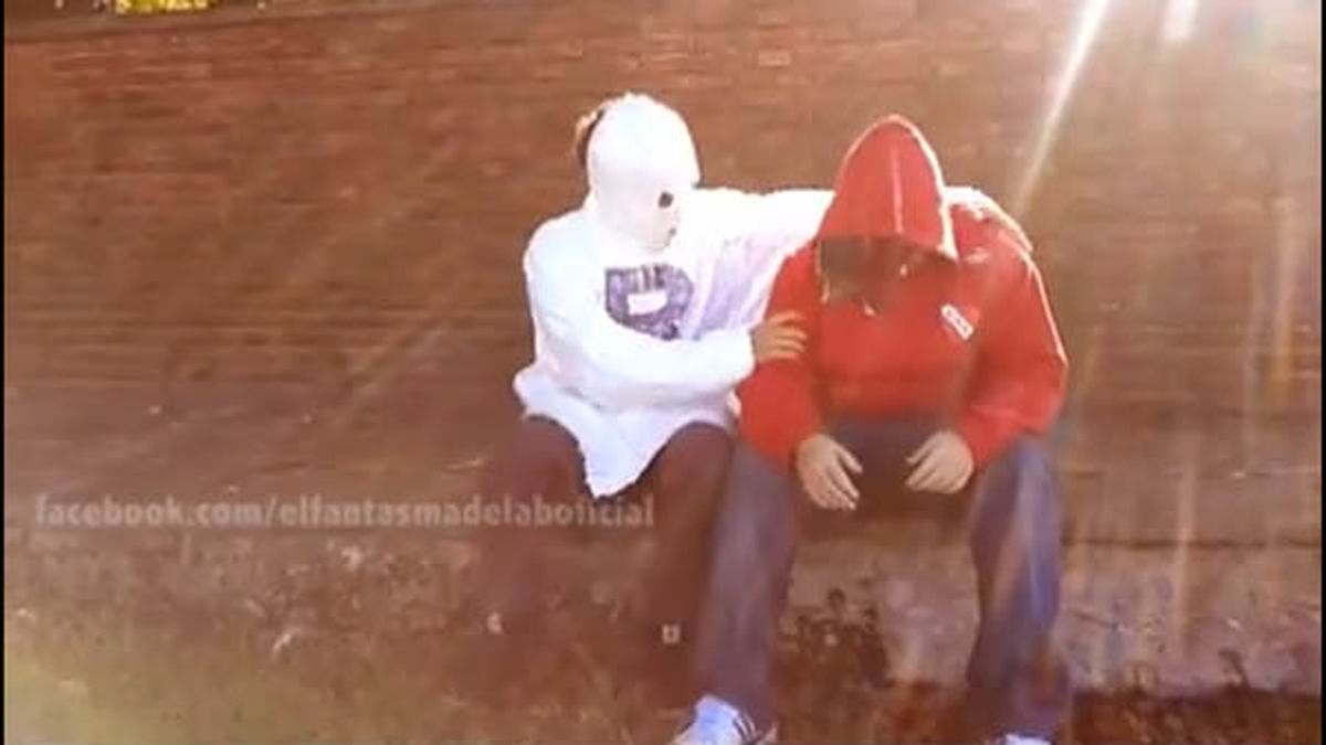 El Fantasma de la B consuela a un hincha de Independiente