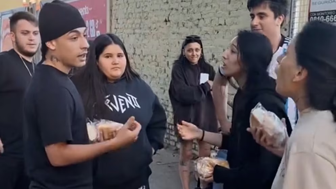 Trueno sorprendió a los fans que están acampando en Ferro para ver su show