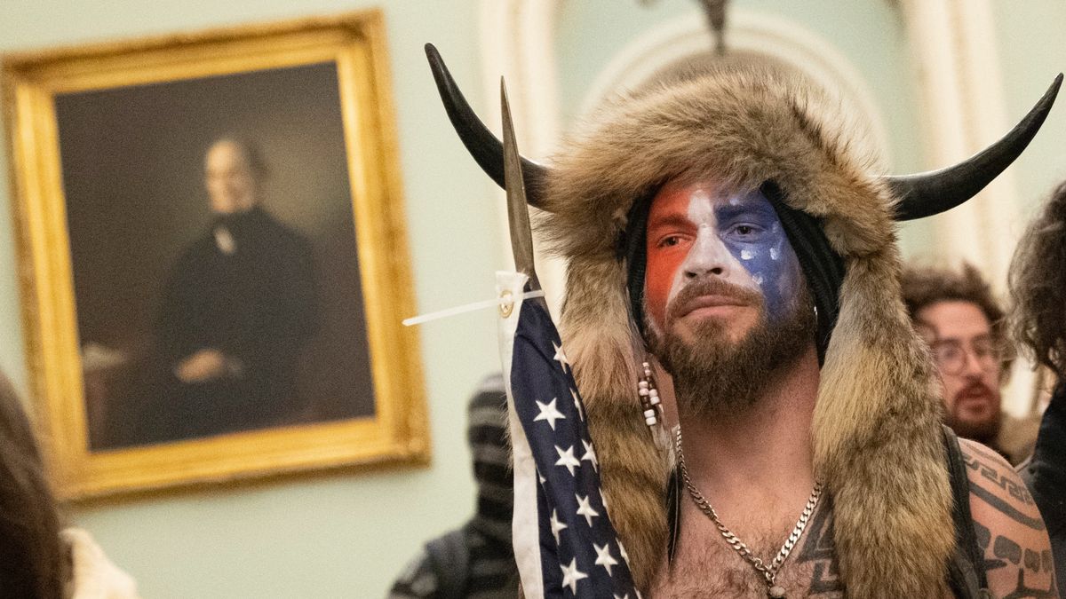 ¿Quién es Jake Angeli, el seguidor de Trump que tomó el capitolio?